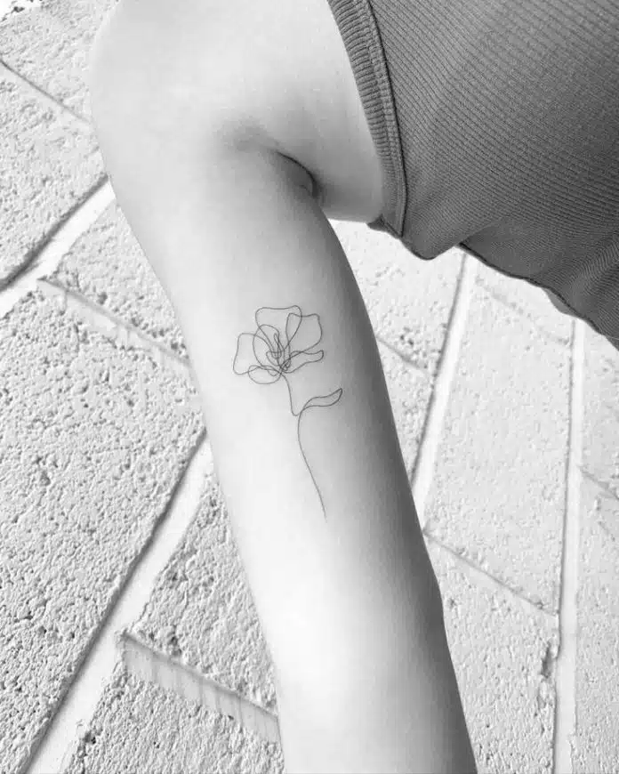Tatuajes pequeños lineales: 25 ideas originales
