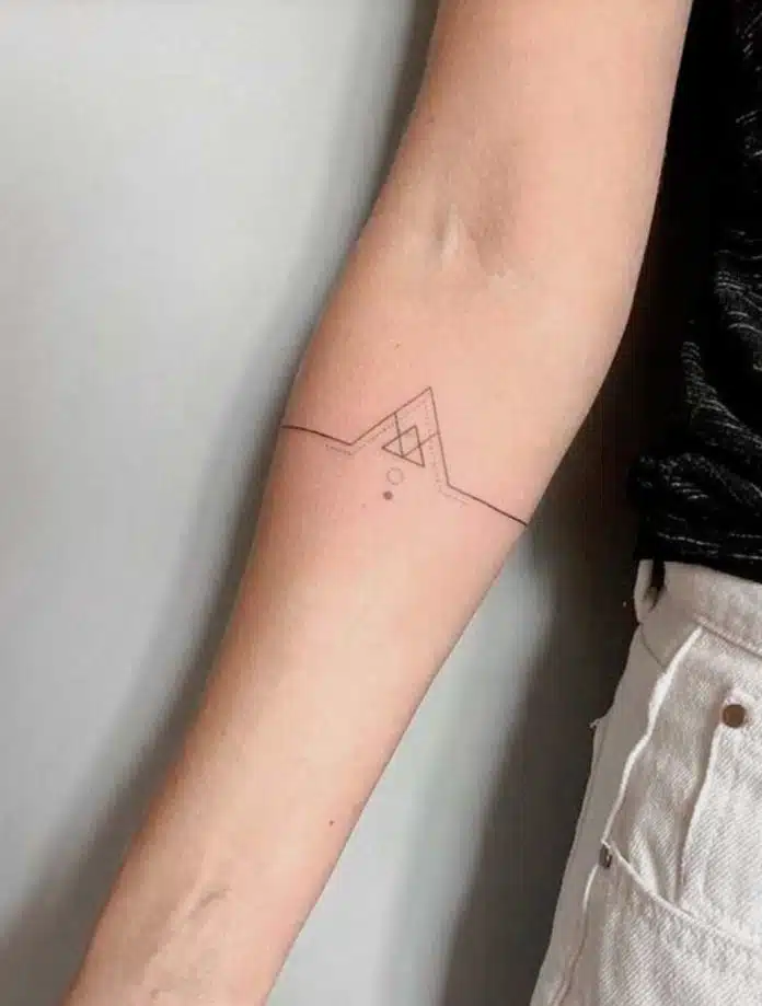 Tatuajes pequeños lineales: 25 ideas originales