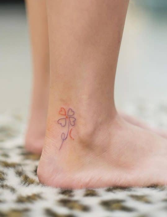 Tatuajes pequeños lineales: 25 ideas originales