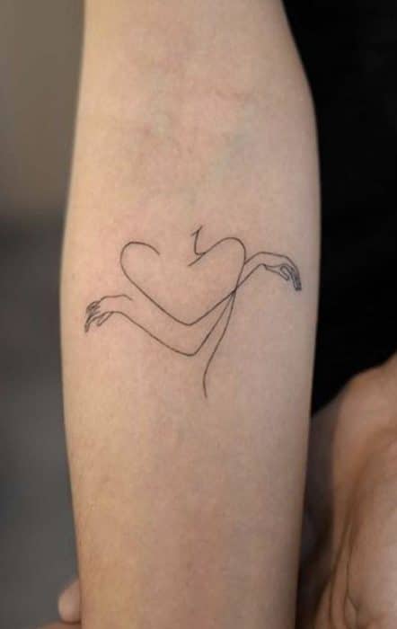 Tatuajes pequeños lineales: 25 ideas originales