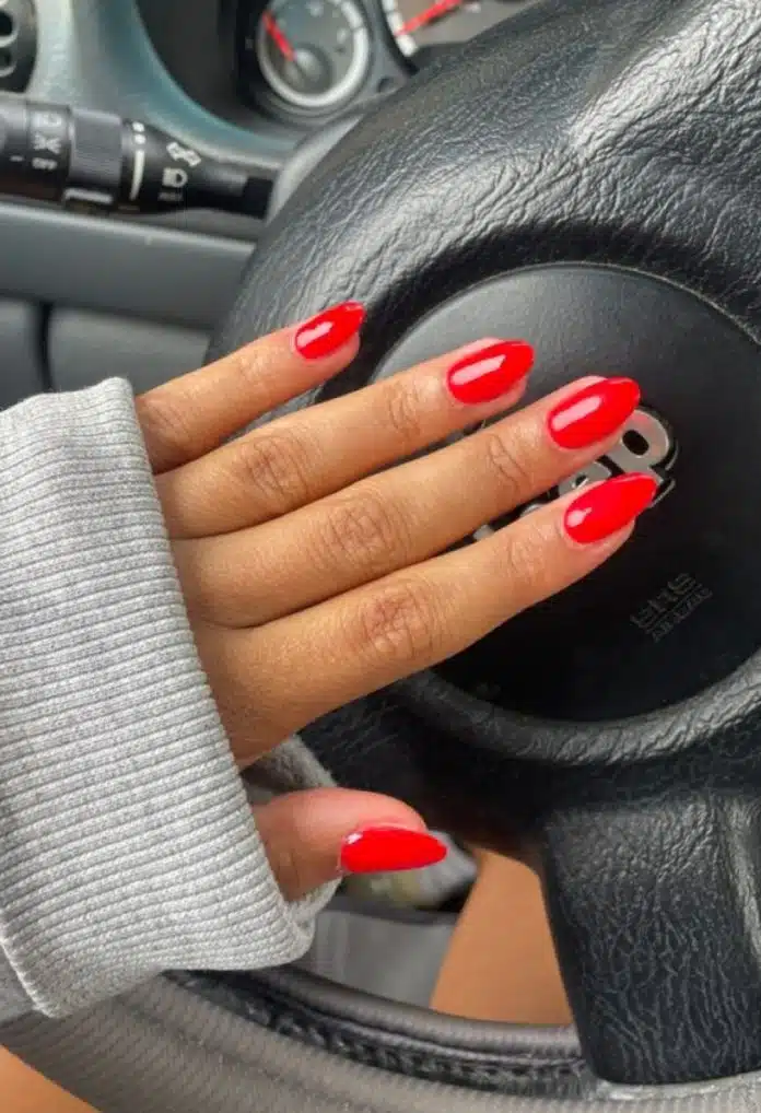 20 diseños de uñas rojas que atraerán las miradas